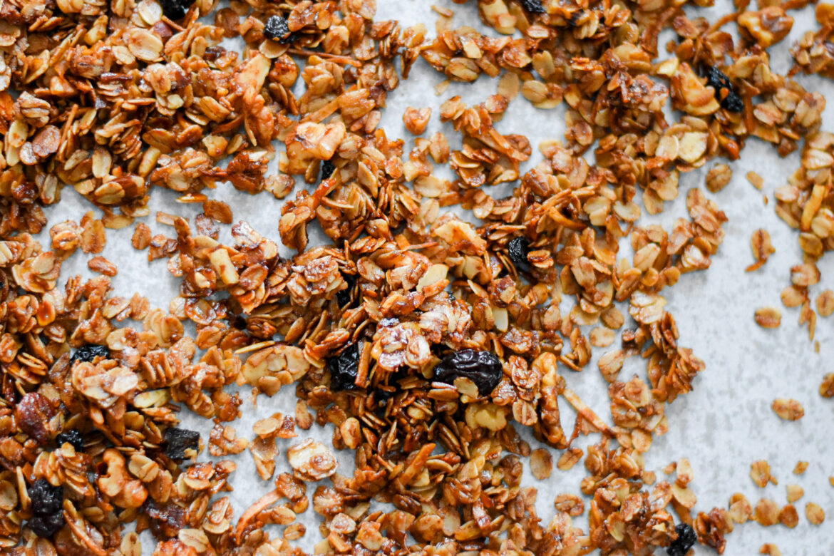Irresistible Gingerbread Granola (Easy Recipe) | Cozy & Delicious